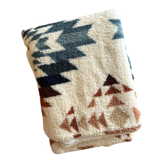 Pendleton | Bedding | Pendleton Sherpa Throw White Sands 5x70 | Poshmark